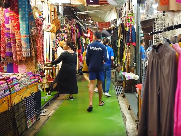 Pasar Chatuchak Bangkok Belanja Murah dan Jajan Enak